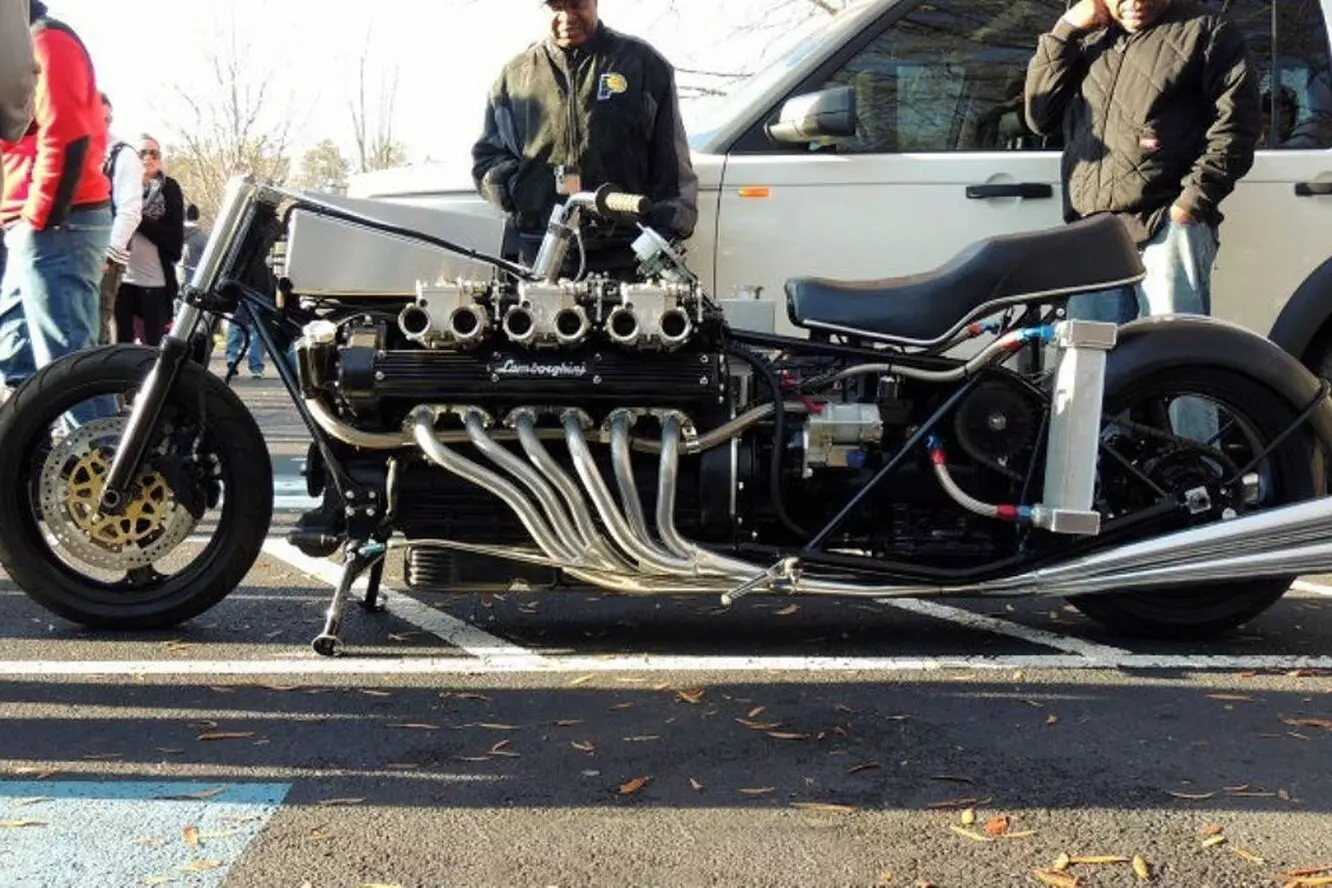 Biker instalon V12 nga Lamborghini në motoçikletë