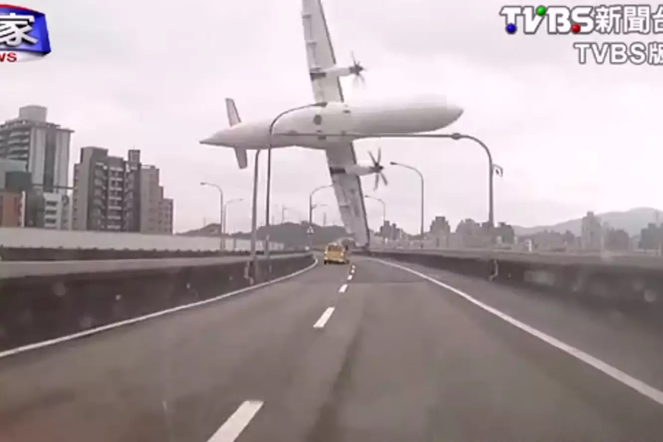 Crash passagiersvliegtuig in Taiwan gefilmd door videorecorders