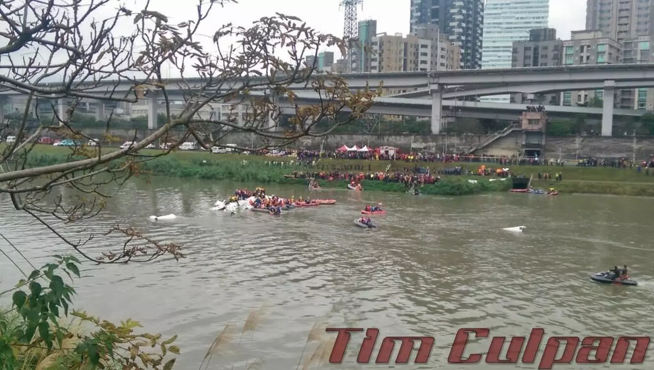 Passasiersvliegtuigongeluk in Taiwan wat deur video-opnemers verfilm is 338689_4