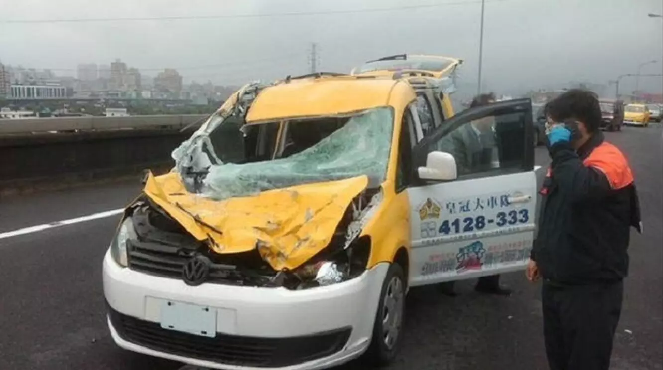 Crash passagiersvliegtuig in Taiwan gefilmd door videorecorders 338689_5