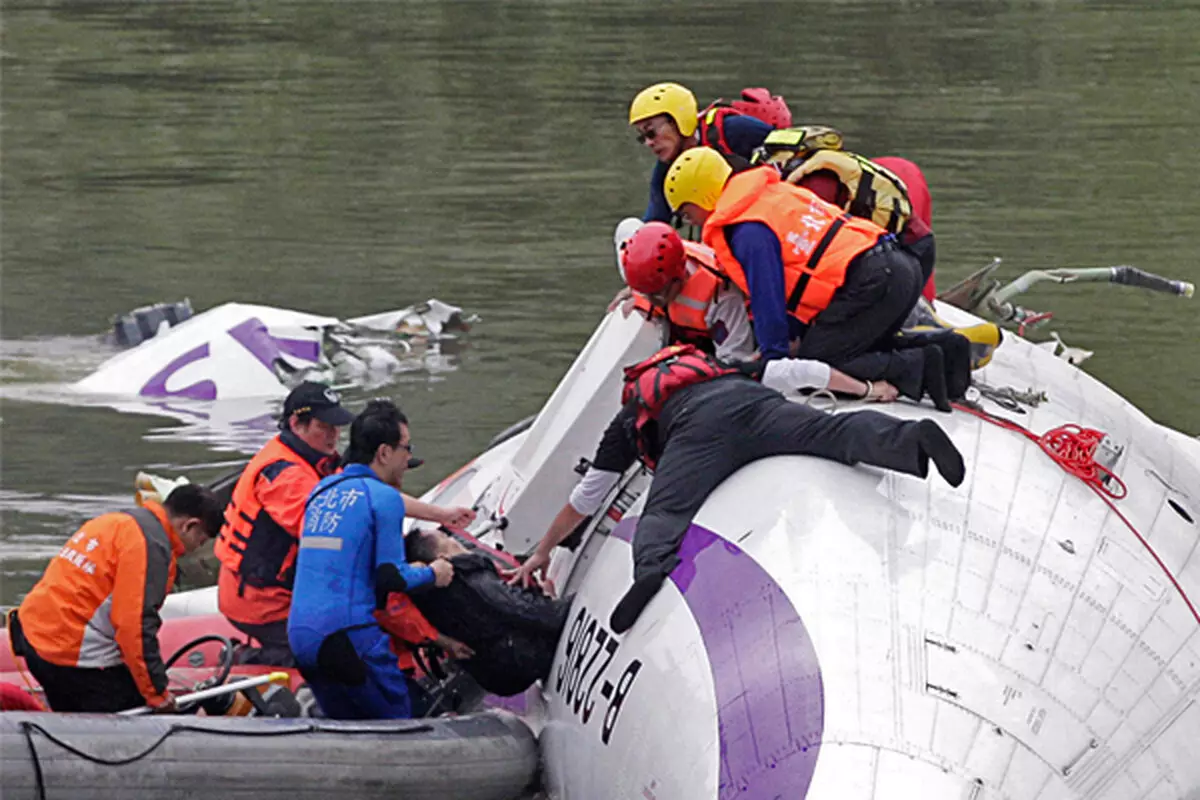 Acidente de avião de passageiros em Taiwan filmado por gravadores de vídeo 338689_6