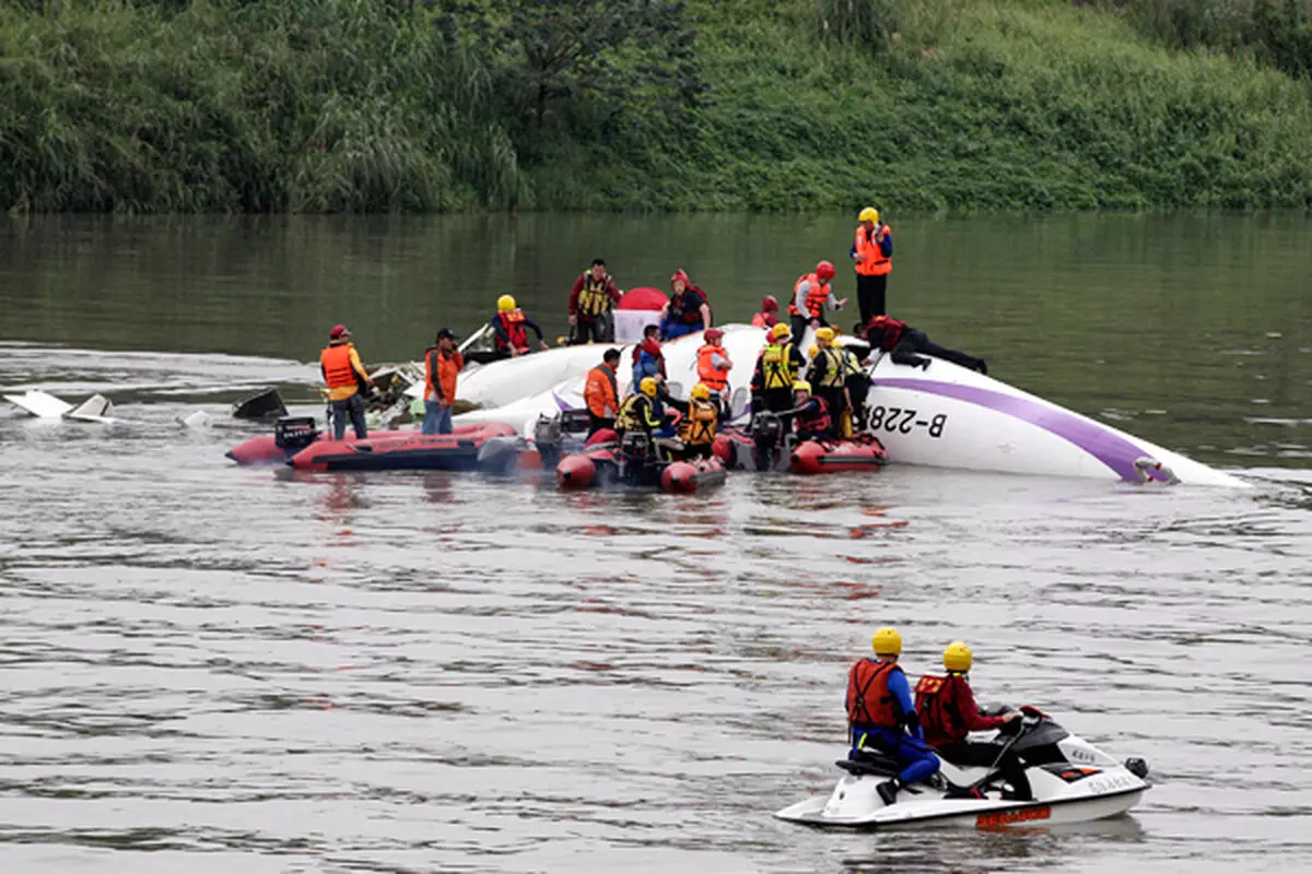 Acidente de avião de passageiros em Taiwan filmado por gravadores de vídeo 338689_8