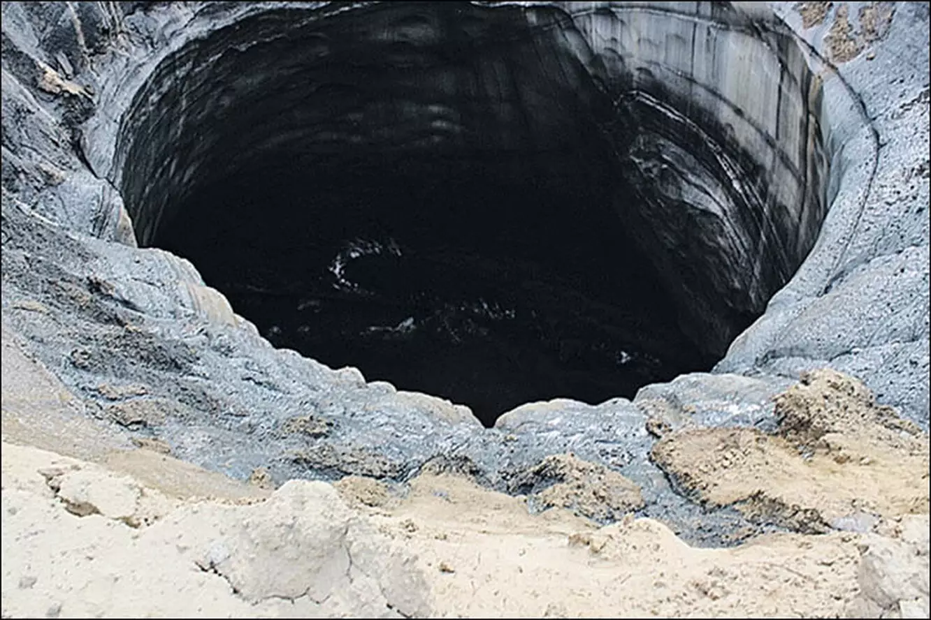 Sinkhole yatsopano ya Yamal, yomwe ili pafupi ndi mudzi wa Antipayut, ili ndi mainchesi pafupifupi 15 metres.