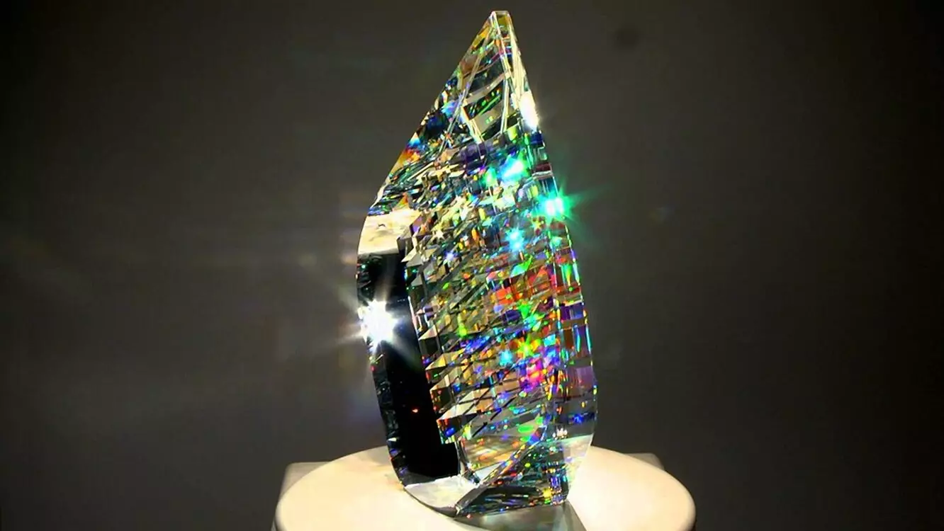 Shiny laminated glass sculptures 338919_8