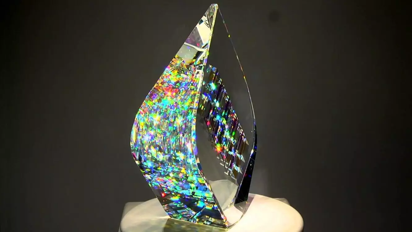 Shiny laminated glass sculptures 338919_9