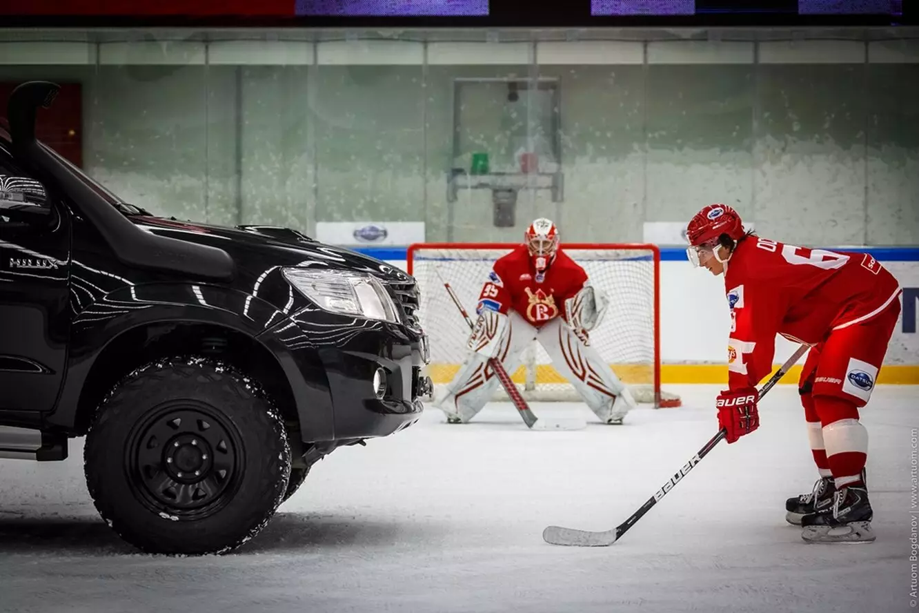 Toyota Hilux: mpilalao hockey vy miaraka amin'ny nerveo vy