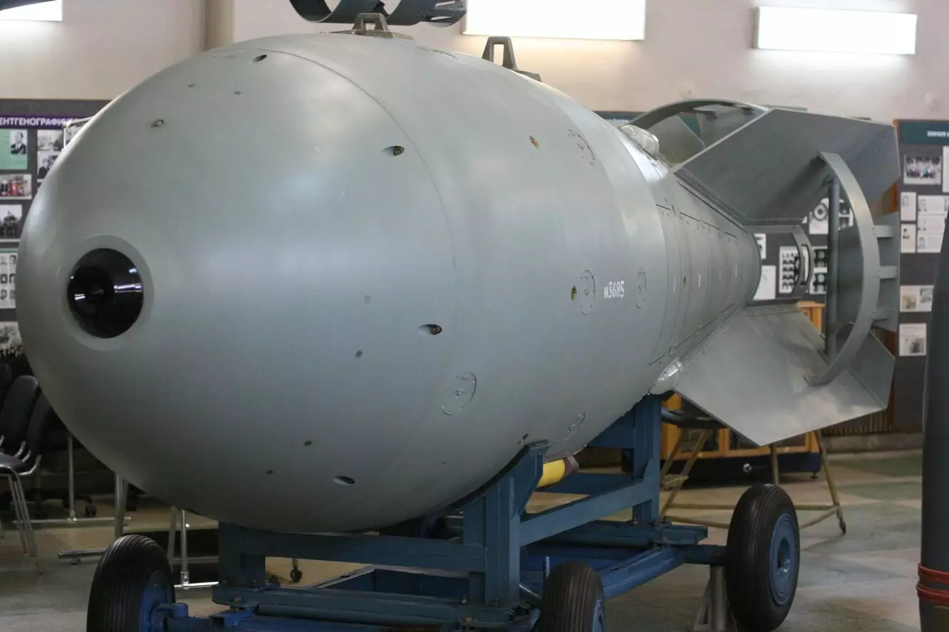 Arma Nuklearren Historiako Saratov Museoan, RDS-6s gorputz balistikoa ohorezko erdiko leku batean dago.