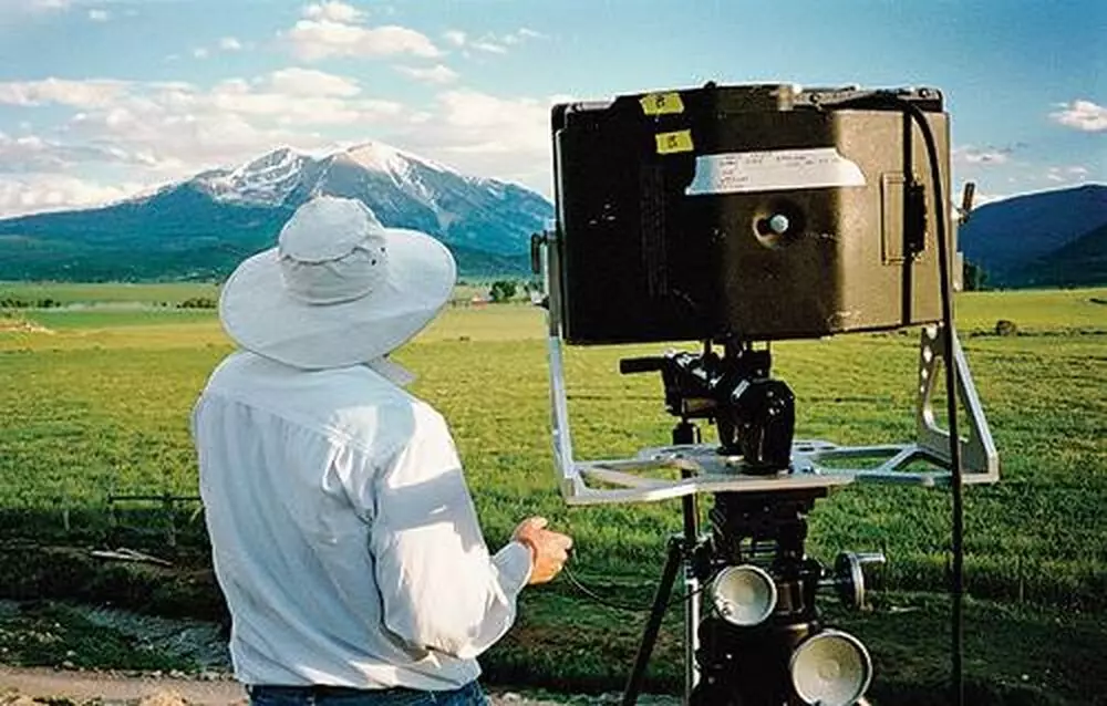 In deze illustratie demonstreert fotograaf Clifford Ross zijn uitvinding - de R1-camera, door hem gebouwd in 2004, die in staat is om gigapixelfoto's in één keer te maken.