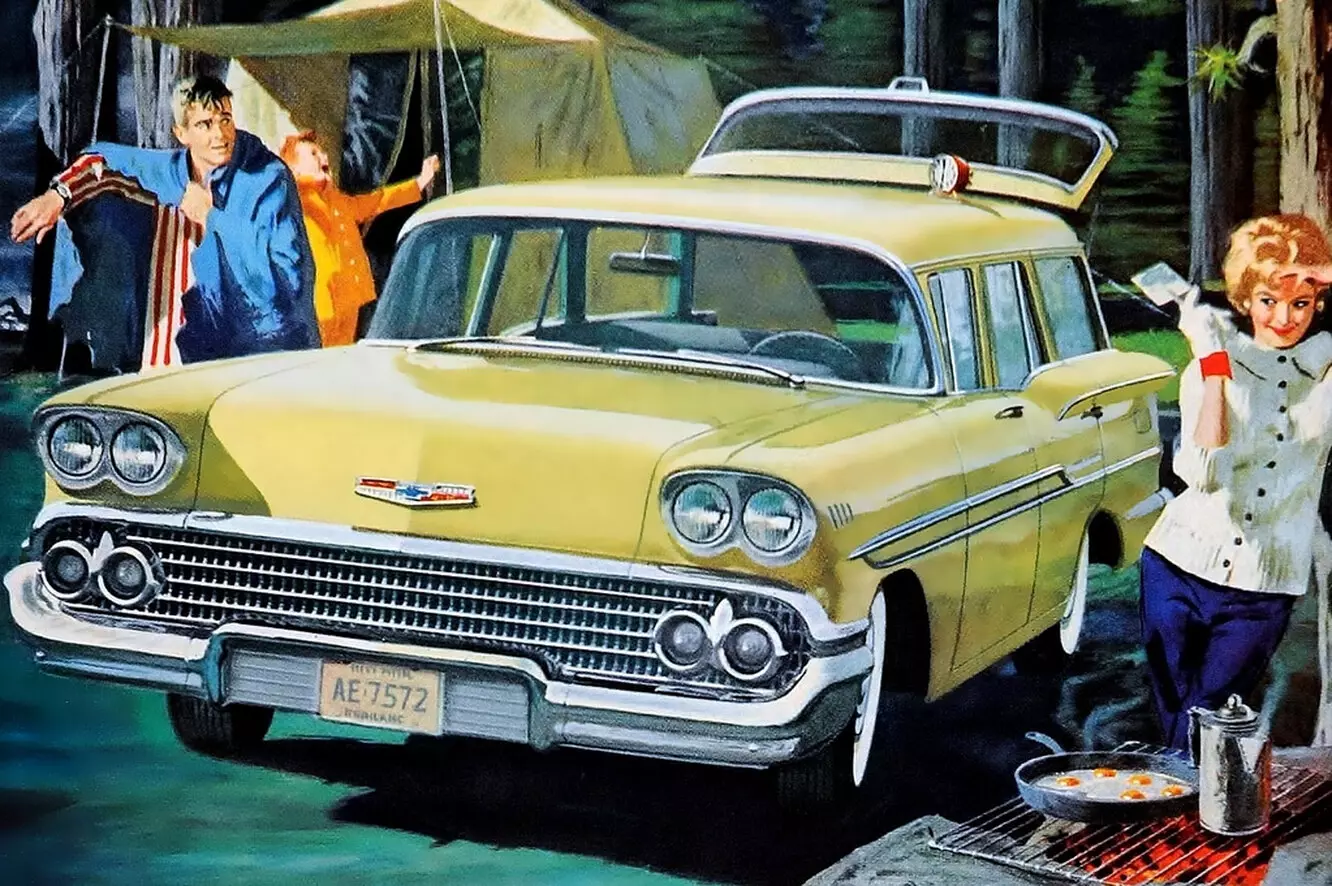 1958 Chevrolet Brookwood. පළමු පරම්පරාවේ Chevrolet Biscayne මත පදනම් වූ සම්භාව්‍ය ඇමරිකානු දුම්රිය කරත්තයක් (එම වසරවලදී, එකම මාදිලියේ දුම්රිය වැගන්, සෙඩාන් සහ කූපේ විවිධ නම් ලැබුණි).