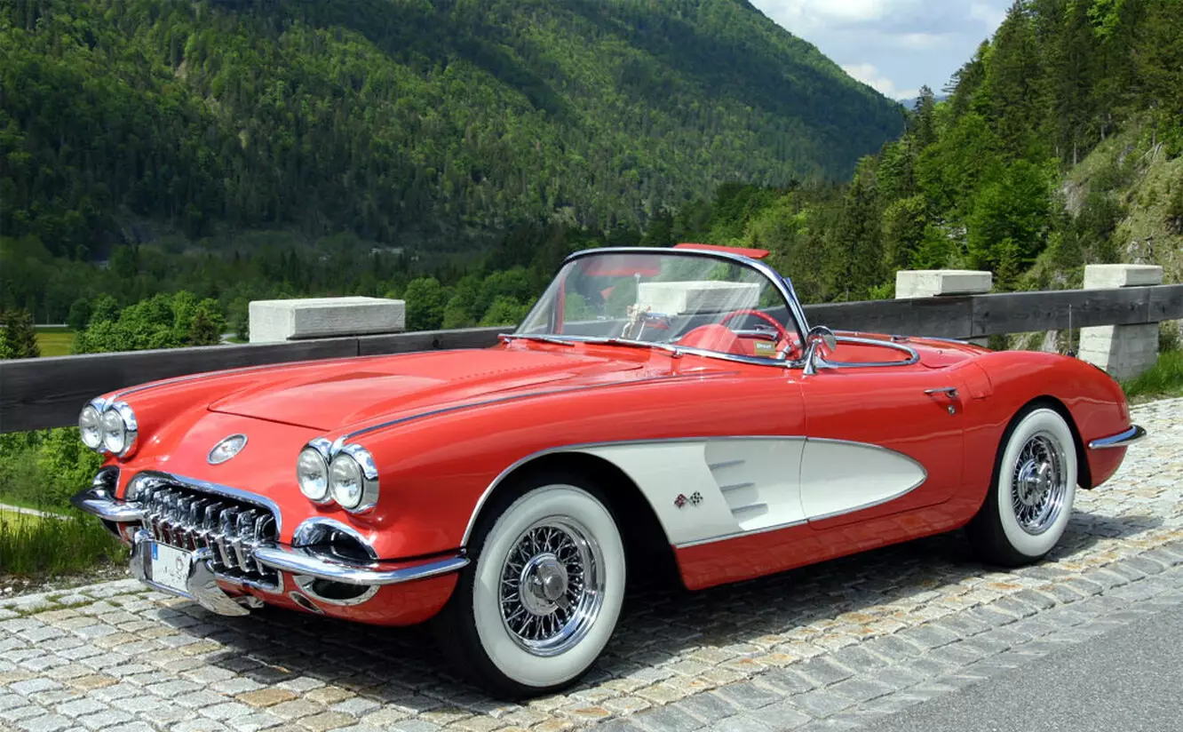 1958 Chevrolet Corvette wa m'badwo woyamba (C1) - pambuyo restyling chachiwiri. Unali Baibulo amene analandira udindo wa chipembedzo ndipo anakhala "heroine" mafilimu ambiri.