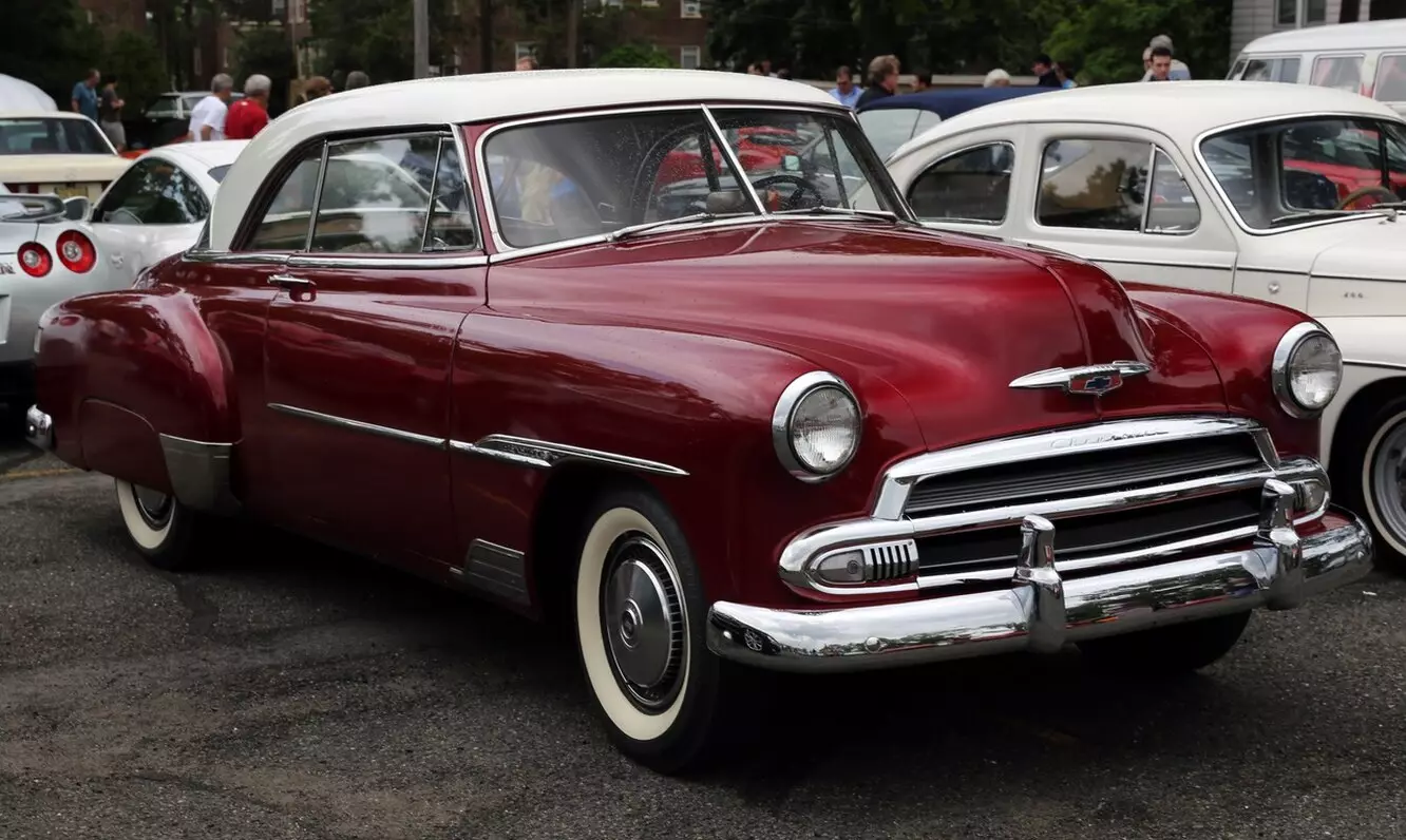 1951 Chevrolet Deluxe Bel Air Hardtop Coupé?. පළමු පරම්පරාවේ බෙල් එයාර් පශ්චාත් යුධ මෝටර් රථ නිර්මාණයේ සම්භාව්‍ය එකක් බවට පත් විය.