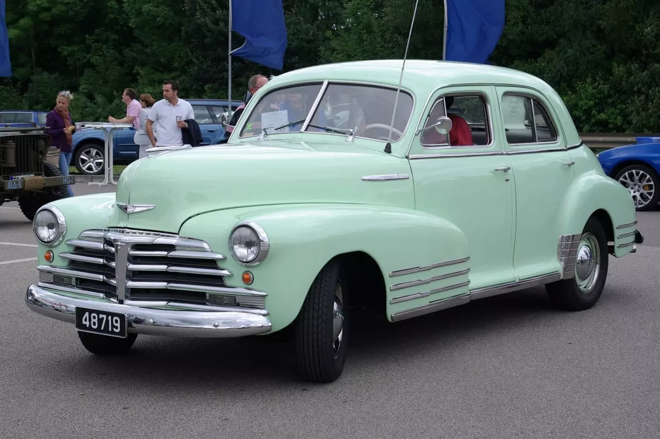 1948 Chevrolet Fleetline Sportmaster. මෙම මෝටර් රථය එම වසරවල ගෝලීය සැලසුම් ප්‍රවණතාවය මනාව පිළිබිඹු කිරීම සිත්ගන්නා කරුණකි - මඳ වේලාවකට පෙර දර්ශනය වූ පොබෙඩා සහ සමාන පන්තියේ කාර් දුසිමක් පවා එකිනෙකට බෙහෙවින් සමාන ය.