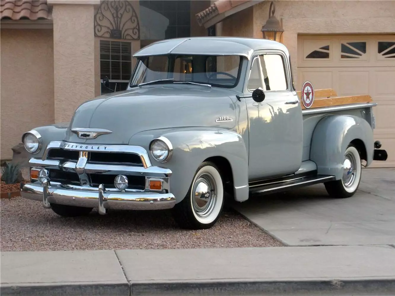 1954 Chevrolet 3100 nga linja e shërbimeve Chevrolet Advance Design. Kamionët e kësaj linje janë ende një nga “shënjestrat” më të njohura për personalizuesit dhe adhuruesit e oldtimers.