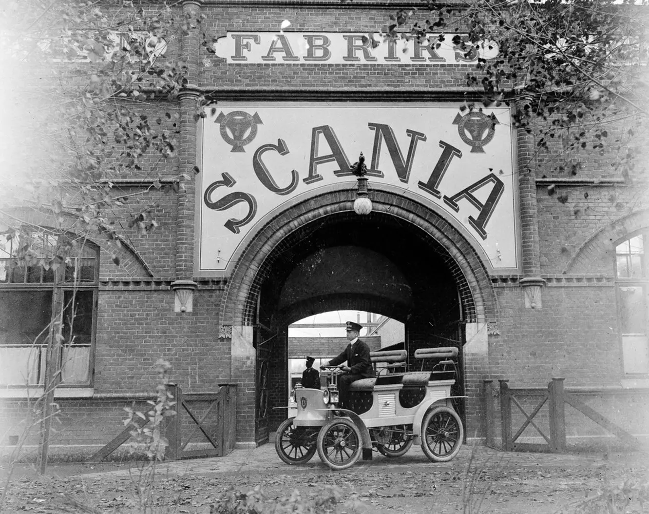 1901, η πρώτη Scania μπροστά από την πύλη του εργοστασίου στο Μάλμε.