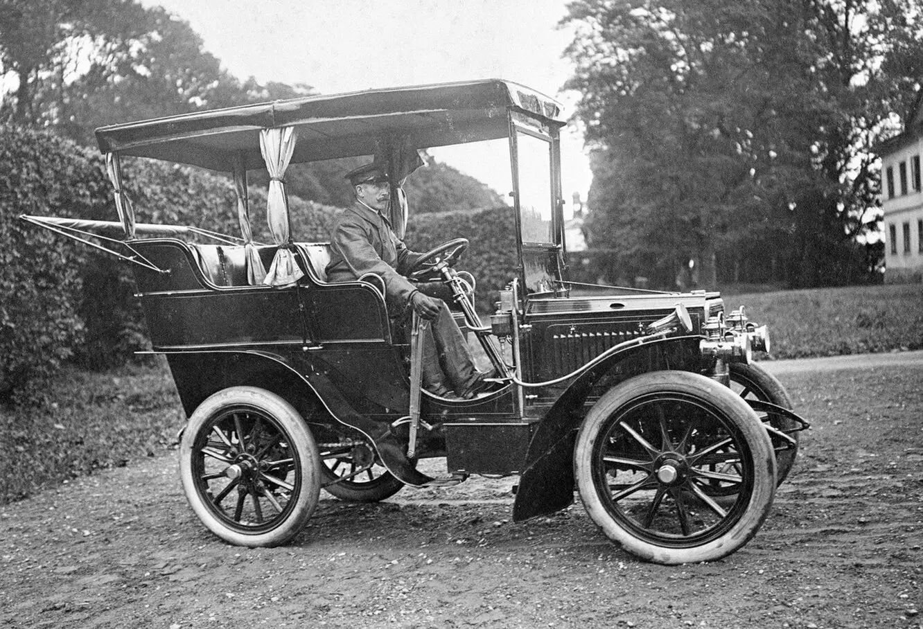 1904 Scania Type A, 14 hk. Bak rattet sitter prins Gustav, som tre år senere blir kronet til kong Gustav V av Sverige.