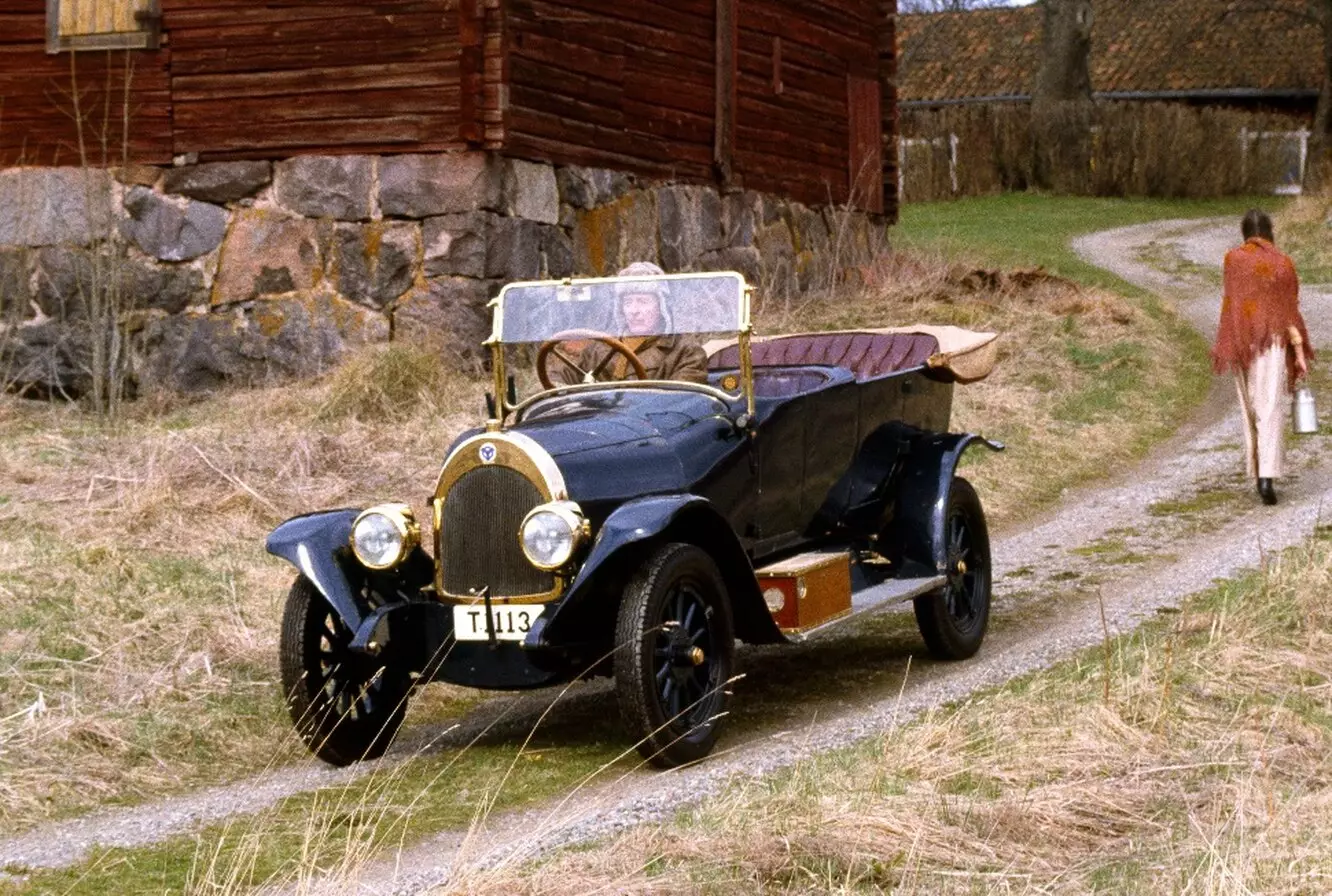 1914 Scania-Vabis Cineál I, 22hp. Táirgeadh an chéad mhúnla paisinéirí tar éis chumasc Scania agus Vabis ó 1914 go 1925, áfach, níor táirgeadh ach 305 cóip i gcomhlachtaí éagsúla.