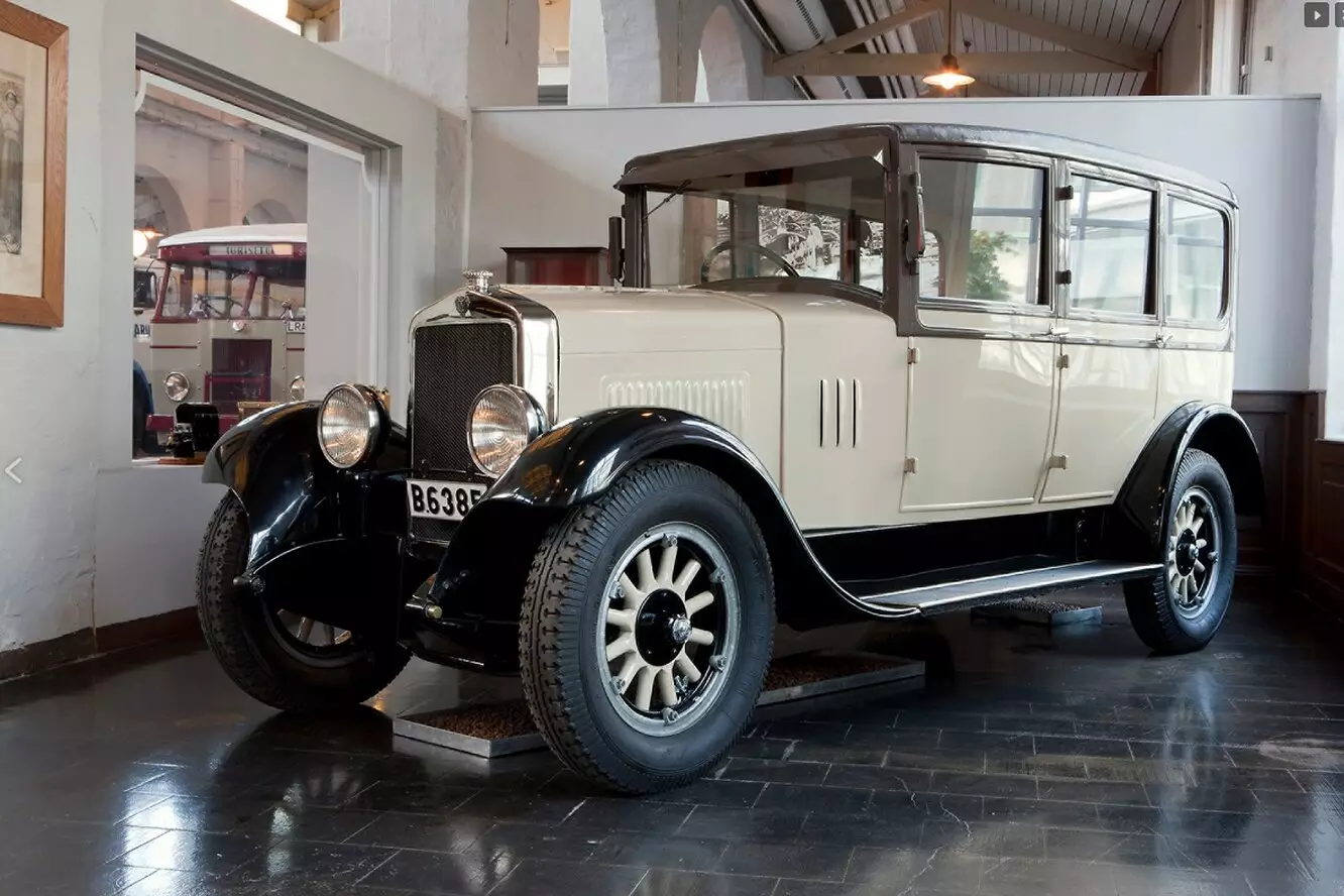 1929 Scania-Vabis Cineál 2122 4-Doras Sedan. An carr paisinéirí is déanaí Scania. Táirgeadh na meaisíní seo de stíl Mheiriceánach ó 1927 go 1929 ar orduithe speisialta.