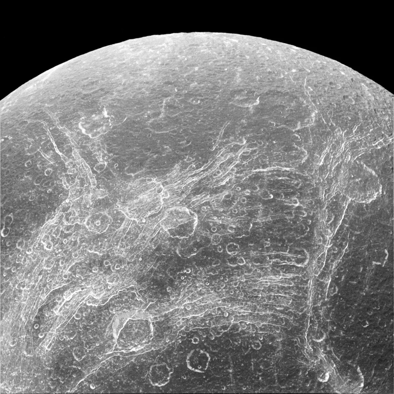 Sur la surfaco de Dione, kanjonoj estis pripensitaj 340413_1