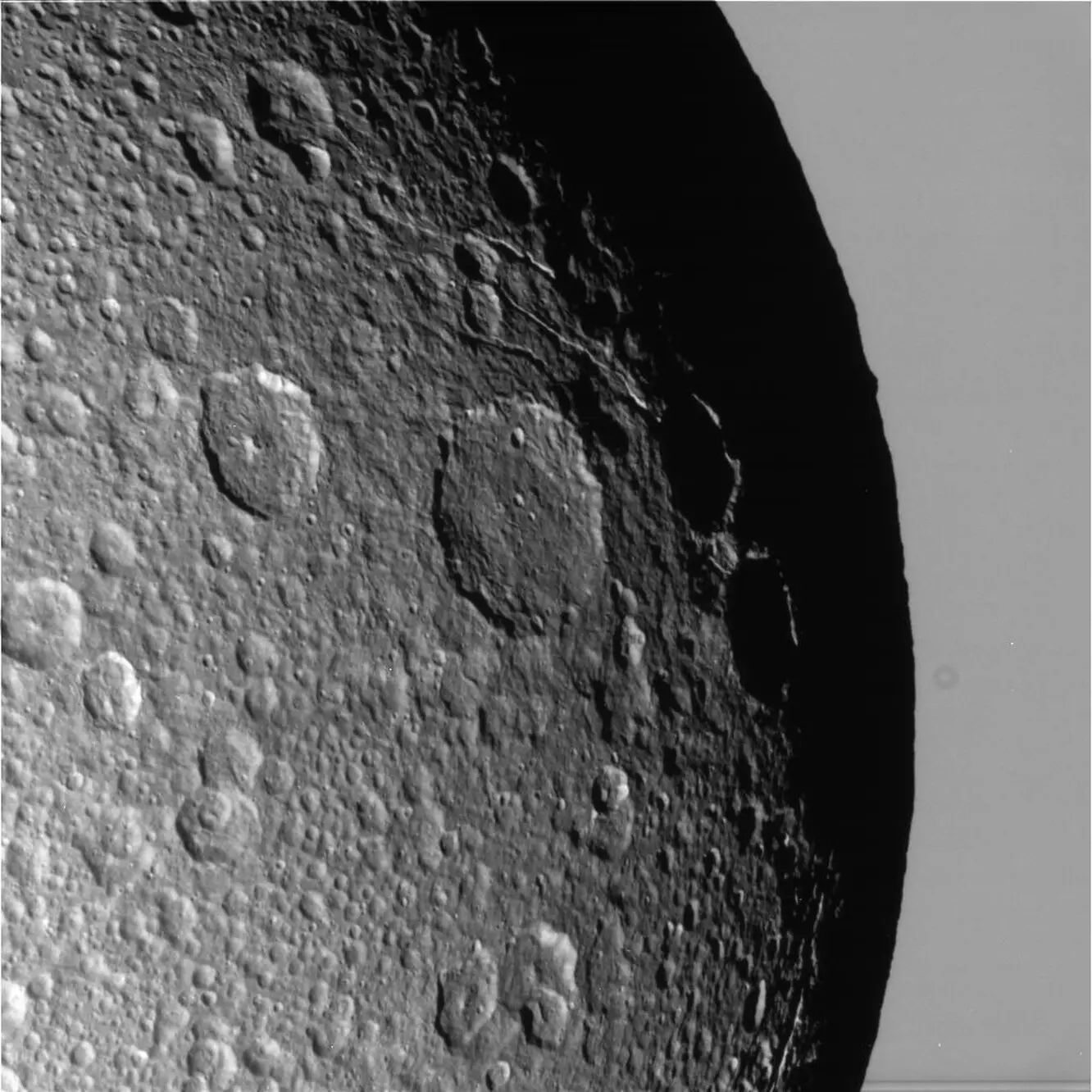 Sur la surfaco de Dione, kanjonoj estis pripensitaj 340413_2