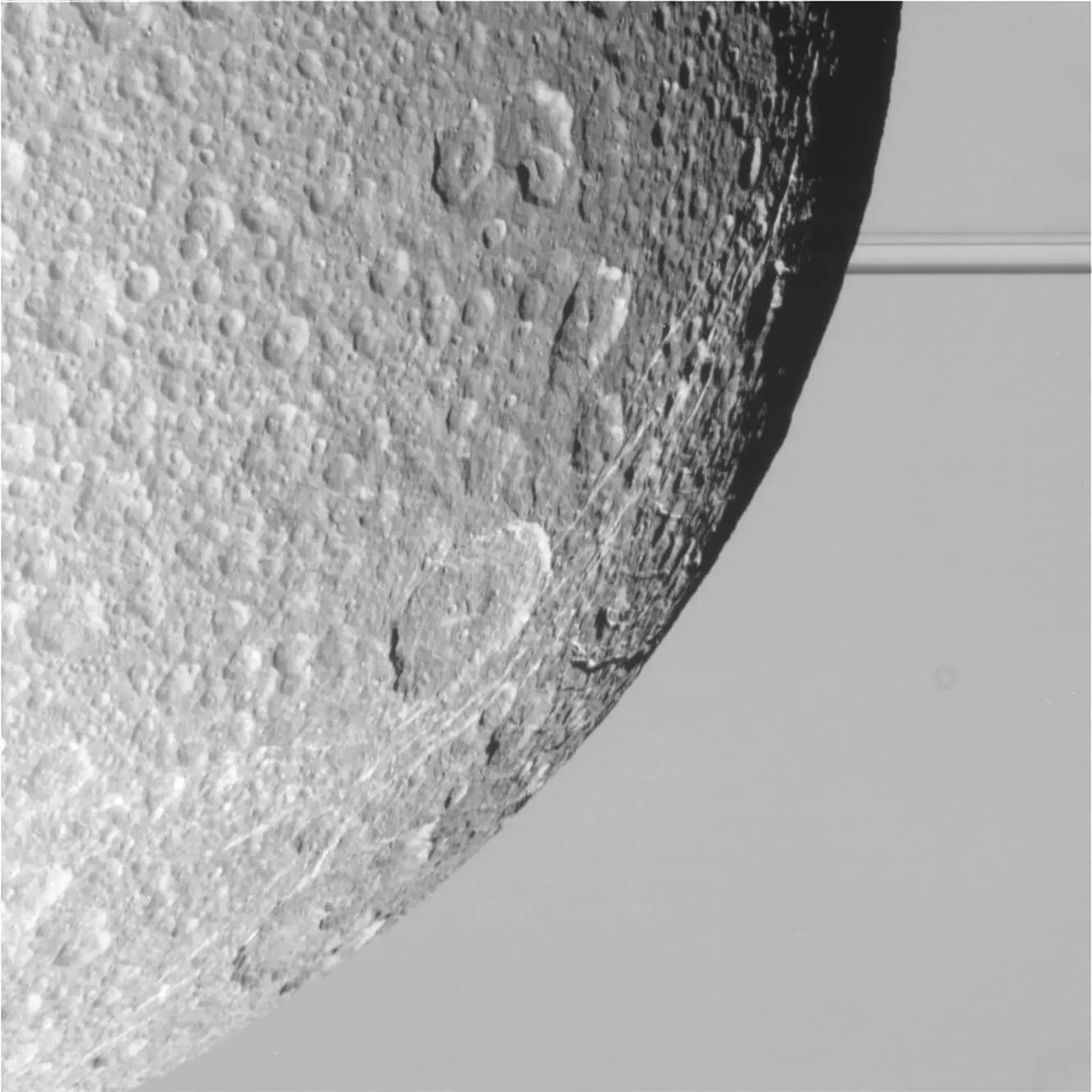 Sur la surfaco de Dione, kanjonoj estis pripensitaj 340413_5