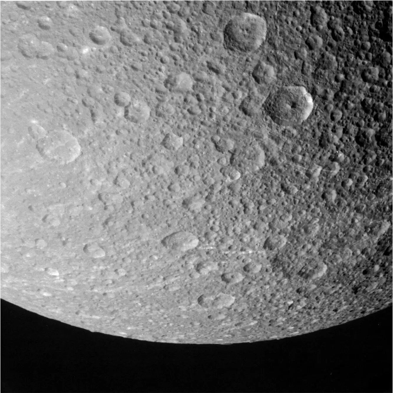 Sur la surfaco de Dione, kanjonoj estis pripensitaj 340413_7