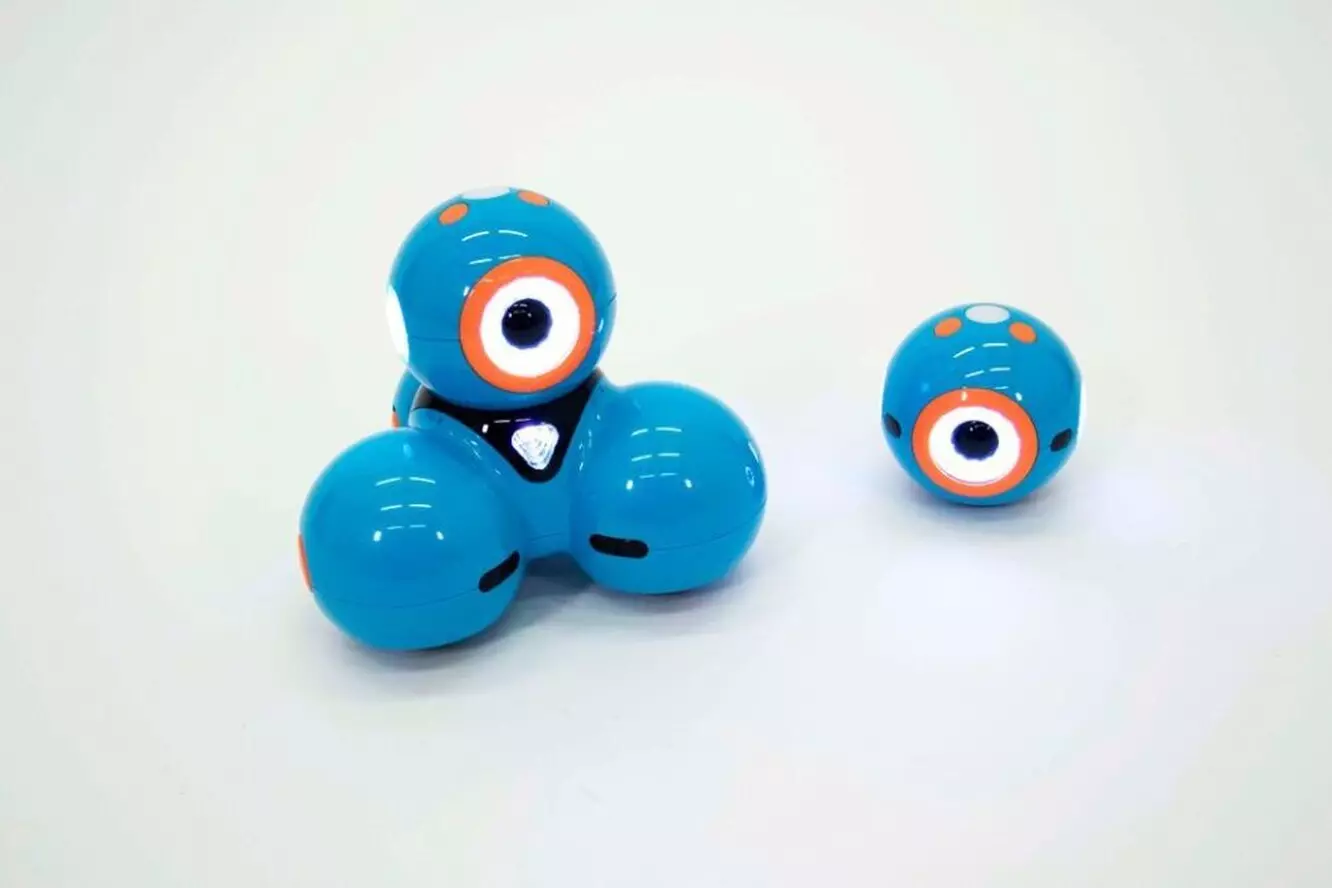 Wonder Workshop Dash and Dot é un dos proxectos máis exitosos de Kickstarter. Dash e Dot son un par de robots que poden facer un pouco de todo. Pódense controlar desde unha tableta e un teléfono intelixente, xogar a xogos interactivos e programarse mediante Google Blocky.