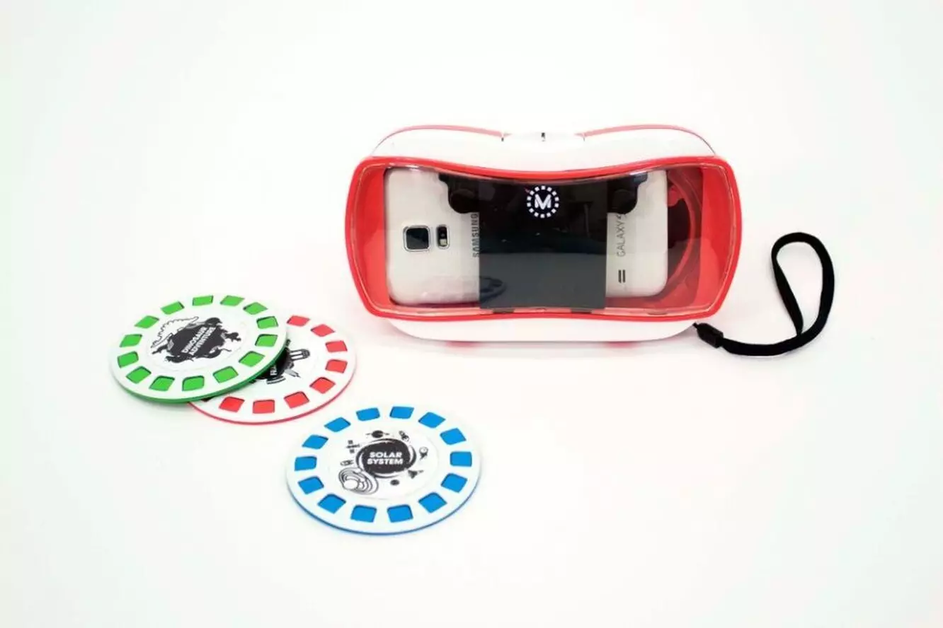 Mattel View-Master Realidade Virtual. Abre a aplicación no teu teléfono intelixente, introduce o teu dispositivo na funda e View-Master poderá enviarte ao espazo ou á selva. Por suposto, esta realidade virtual está lonxe do Occulus Rift, pero son estes aparellos os que dan aos nenos unha sensación de futuro.