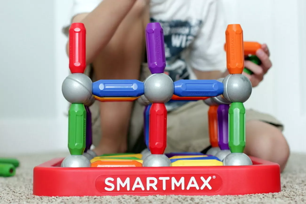 SmartMax Build and Connect ልጆች በጠረጴዛዎች, ወንበሮች እና ሌሎች የቤት እቃዎች እና የቤት እቃዎች ዙሪያ የተለያዩ መዋቅሮችን እንዲፈጥሩ የሚያስችል መግነጢሳዊ የግንባታ ስብስብ ነው.