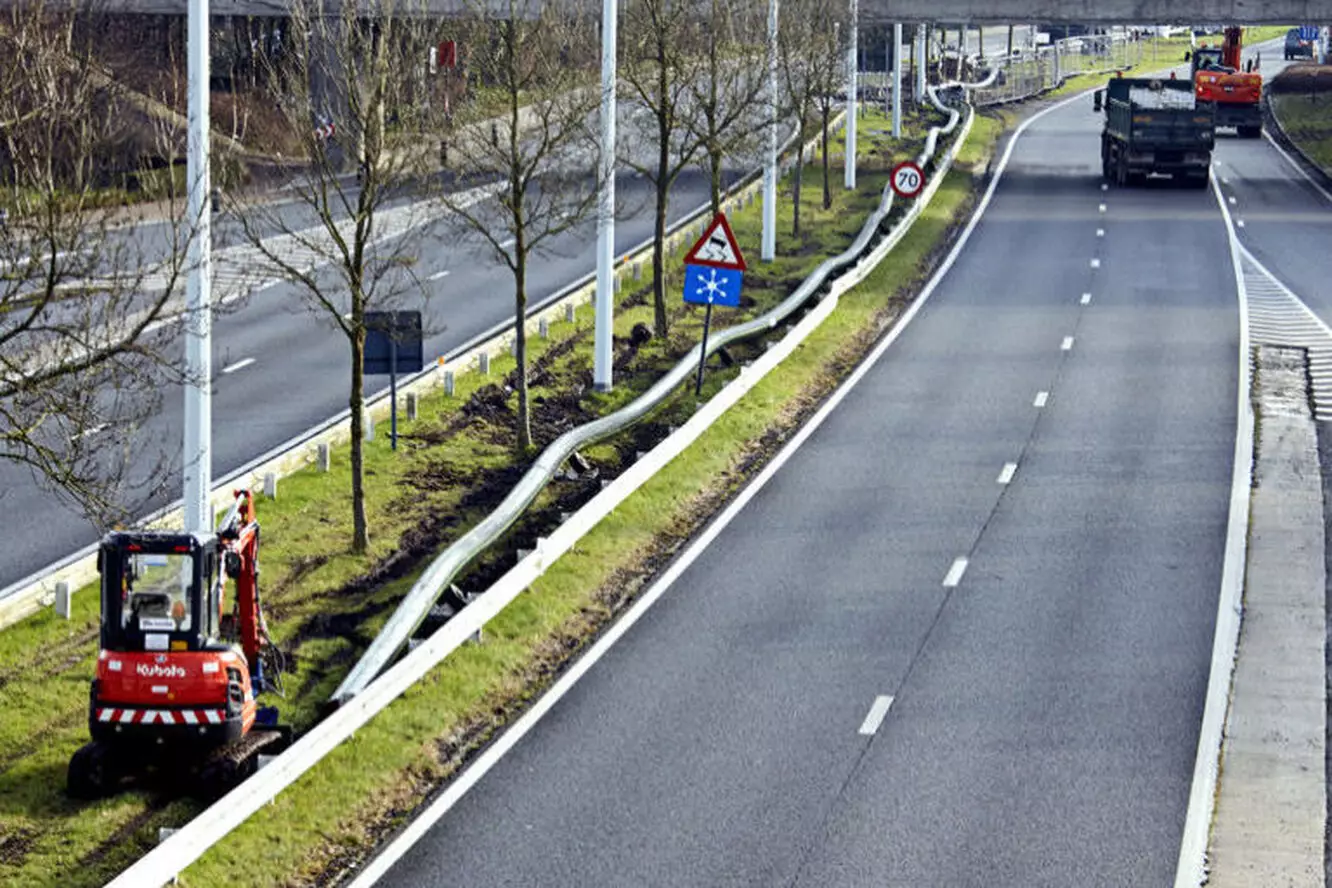 Riktigt öl rinner genom rören på denna motorväg i Belgien