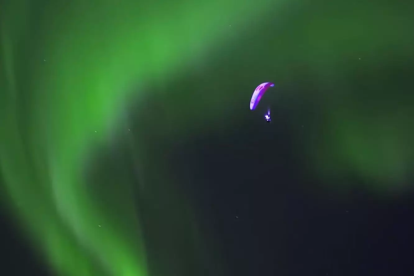 Paracaidistas na aurora boreal e outros vídeos da semana