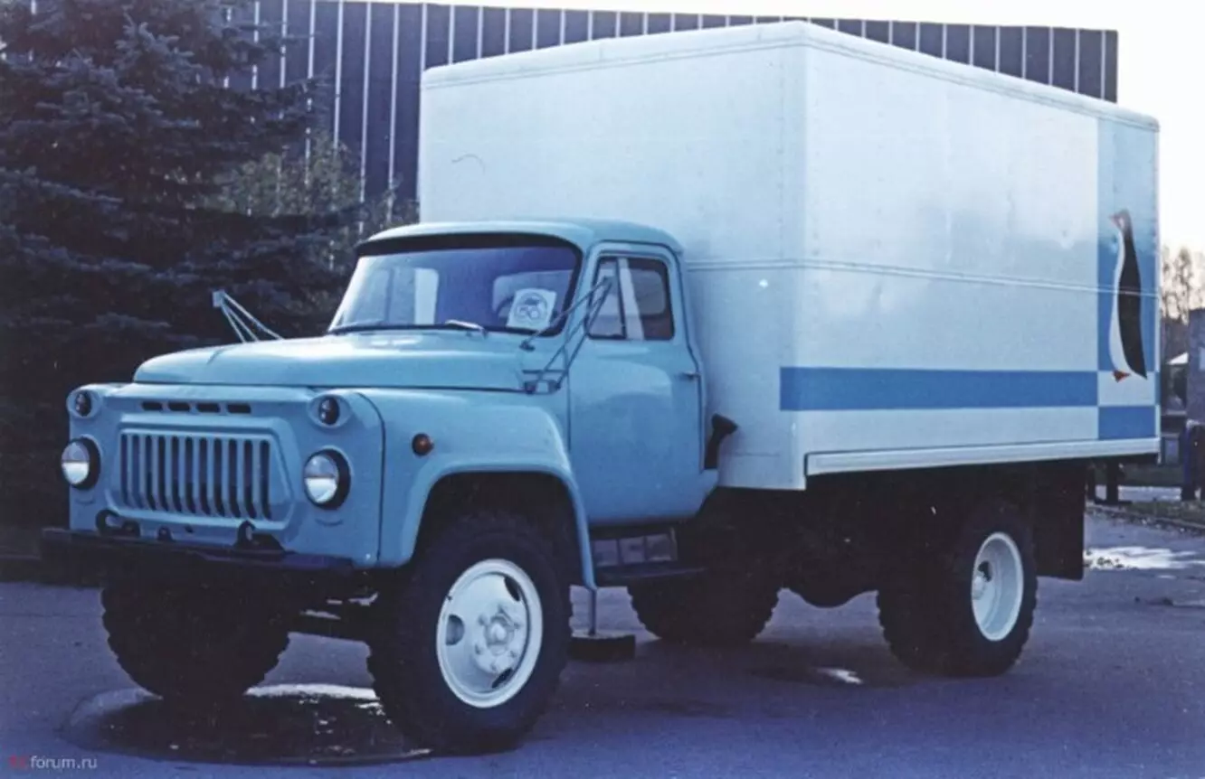 Isothermal van (nga mao, usa ka refrigerator) GZSA-3702 sa GAZ-52-01 chassis. Giprodyus sukad 1967.