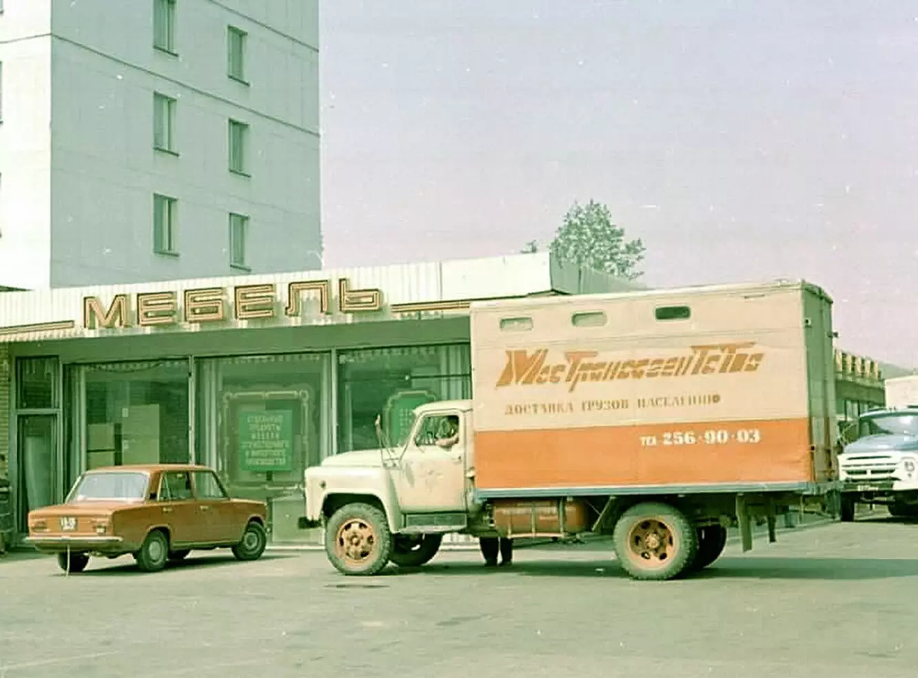 ¿Quién producía vagones de grano y vagones soviéticos para la oficina de correos? 342670_5