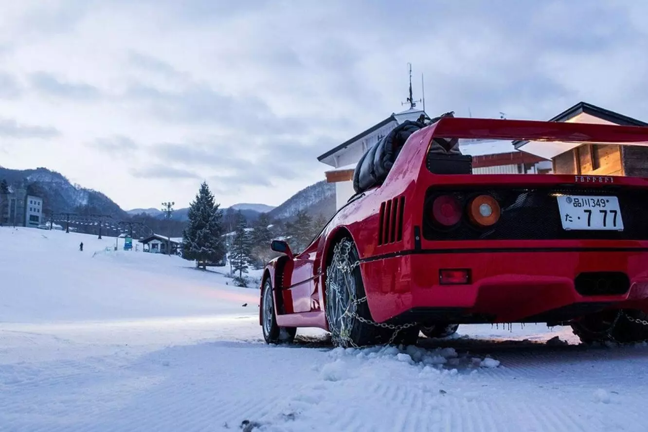 Video: Ferrari F40 driver på en snødekt vei 343038_1