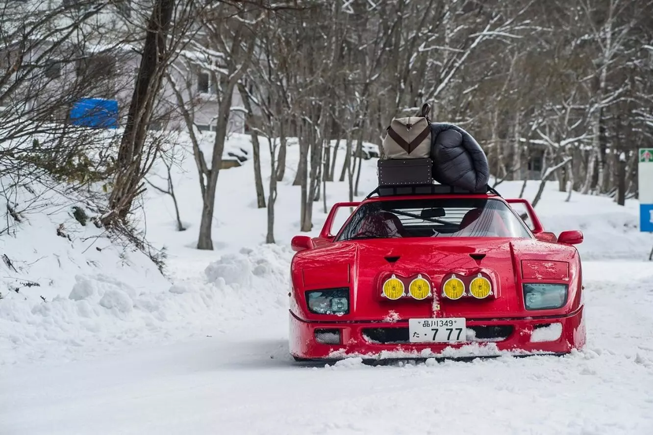 Video: Ferrari F40 ngalayang dina jalan salju 343038_2