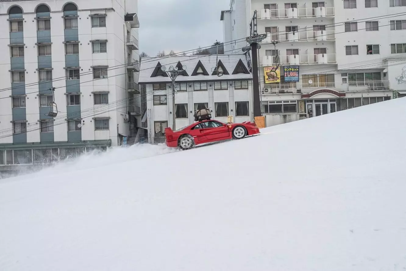 Video: Ferrari F40 ngalayang dina jalan salju 343038_4