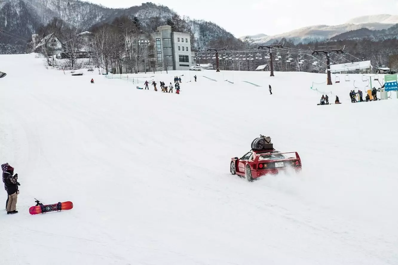 Video: Ferrari F40 driver på en snødekt vei 343038_5