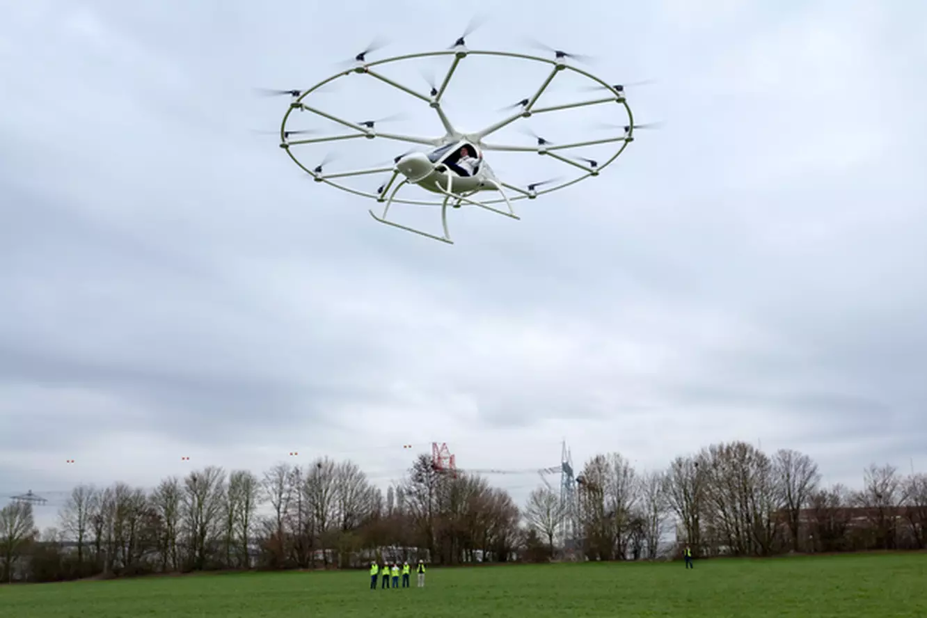 Volocopter vliegende auto maakt eerste bemande vlucht