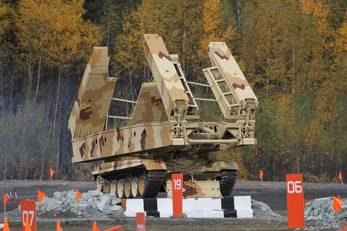 De MTU-72 tankbruglegger is ontworpen om een metalen brug met één overspanning te bouwen met een draagvermogen tot 50 ton. De machine kan bruggen over obstakels gooien waarvan de breedte niet groter is dan 20 meter, en de brug zelf wordt automatisch in 3 minuten uitgevouwen.