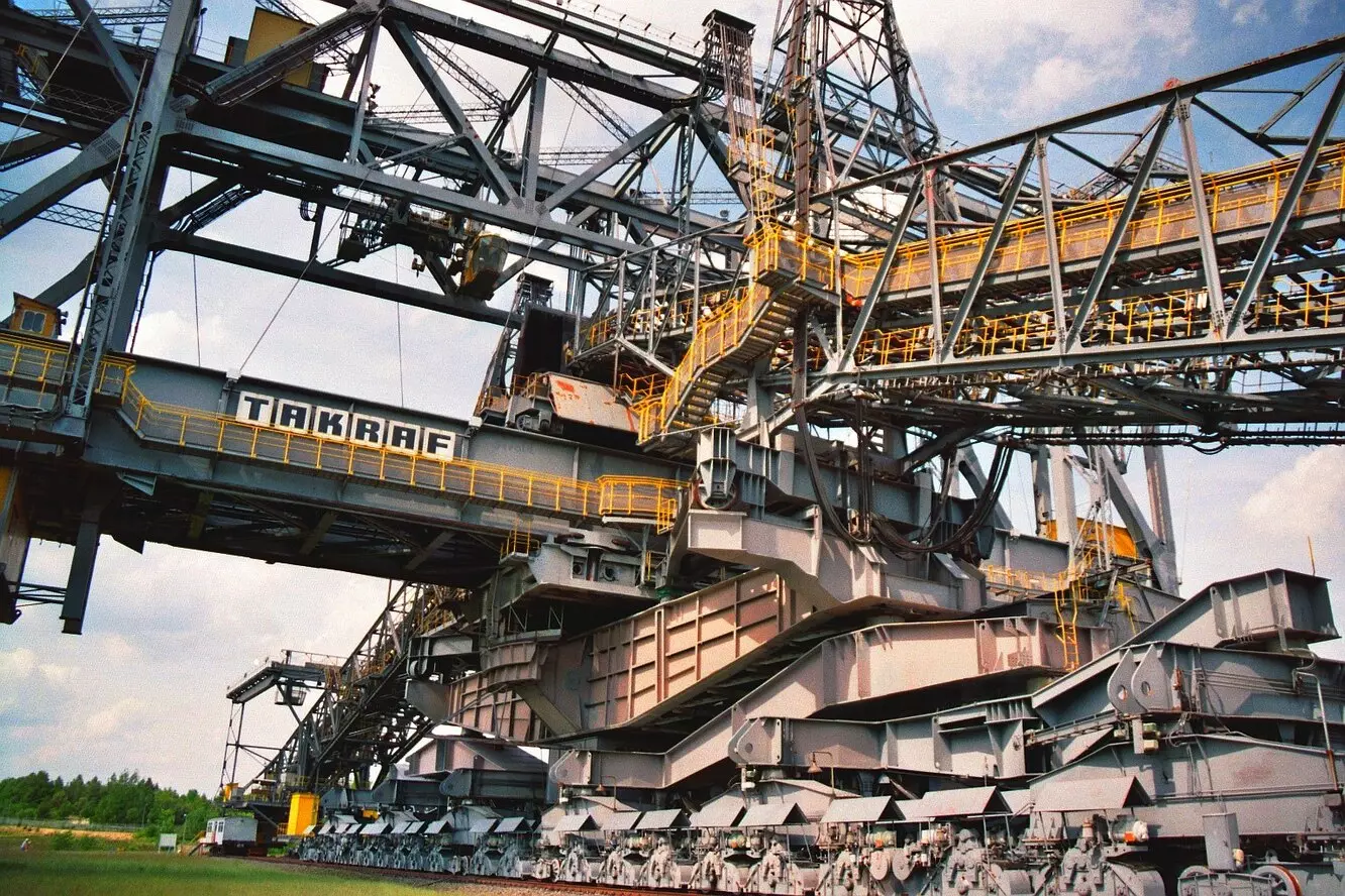 De Overburden Conveyor Bridge F60 is 's werelds grootste zelfrijdende voertuig. De monsterlijke installatie weegt ruim 365.000 ton (meer dan het Empire State Building) en is 502 meter lang. Het werd in 1991 in Oost-Duitsland gebouwd en is nu buiten gebruik gesteld.