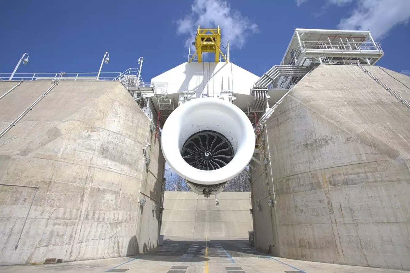 The world's largest turbofan engine 343328_2