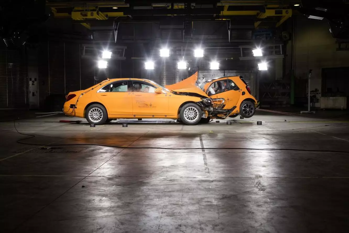 Smart vs S-Class: crash test video 343393_1