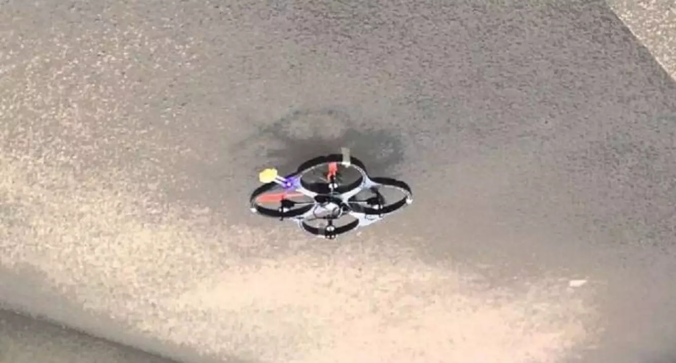 En drone som lander på vegger og tak 343618_3