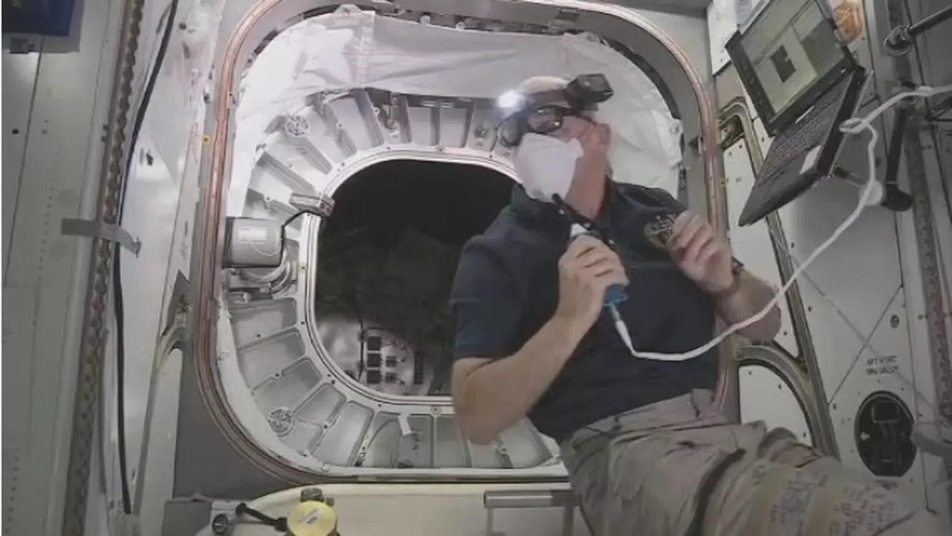 Astronaut Jeff Williams pred vstupom do BEAM Habitat