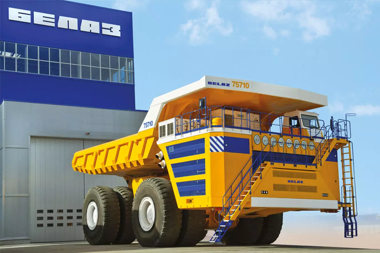 BelAZ-75710 เป็นยานพาหนะที่หนักที่สุดในโลก โรงงานผลิตรถยนต์ในเบลารุสก่อตั้งขึ้นในปี 2491 และปัจจุบันเป็นหนึ่งในผู้นำระดับโลกด้านการผลิตอุปกรณ์ทำเหมือง