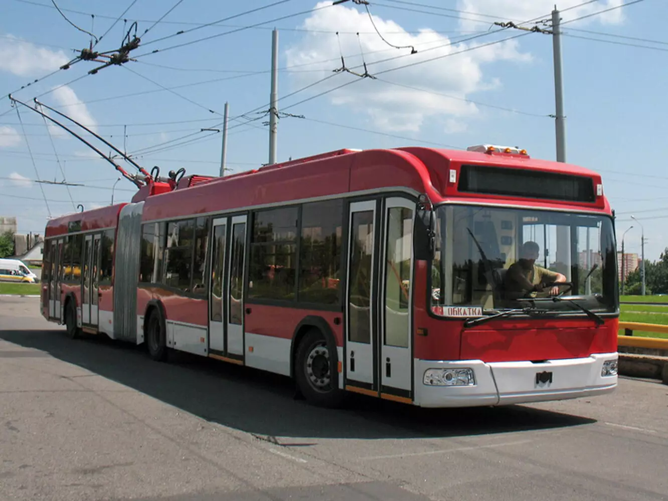 Trolleybus "Belkommunmash" AKSM-333. Belkommunmash est une grande entreprise produisant des transports électriques urbains - tramways, trolleybus et duobus. Elle a été fondée en 1973 et est l'un des leaders de l'industrie biélorusse.