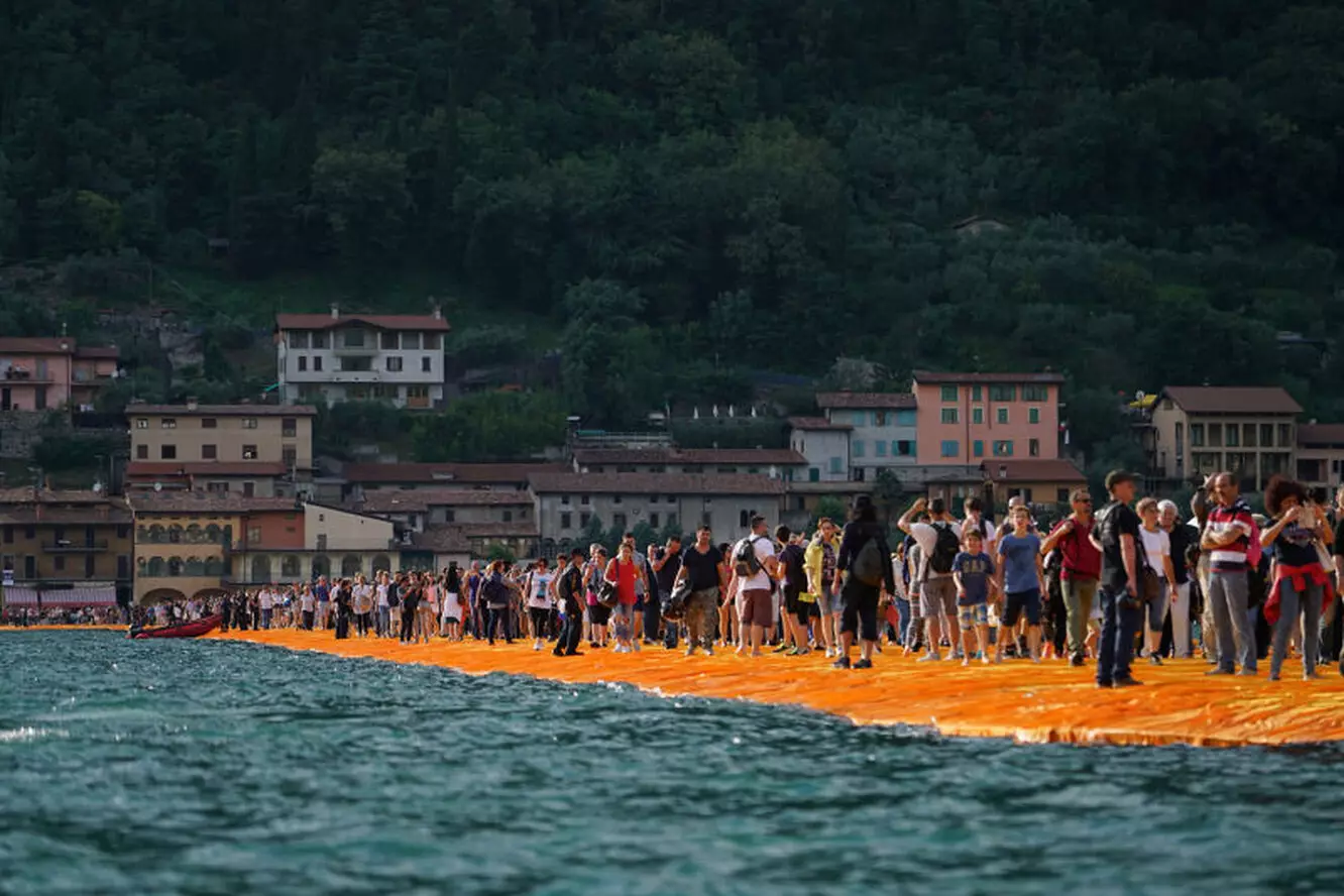 Den italienske by overraskede turister med en gade anlagt lige på søens overflade 344346_4