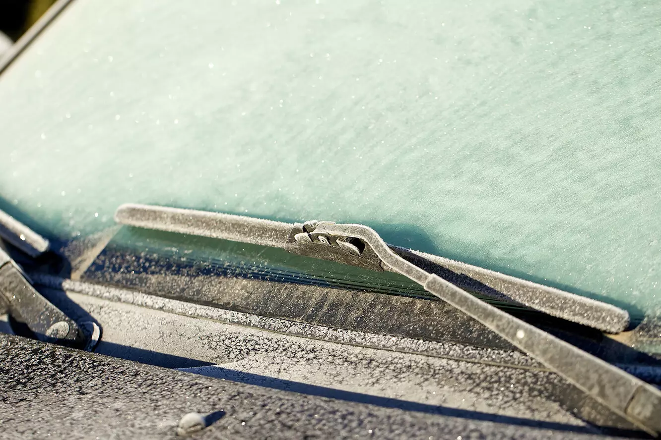 車のフロントガラスから氷を取り除く方法