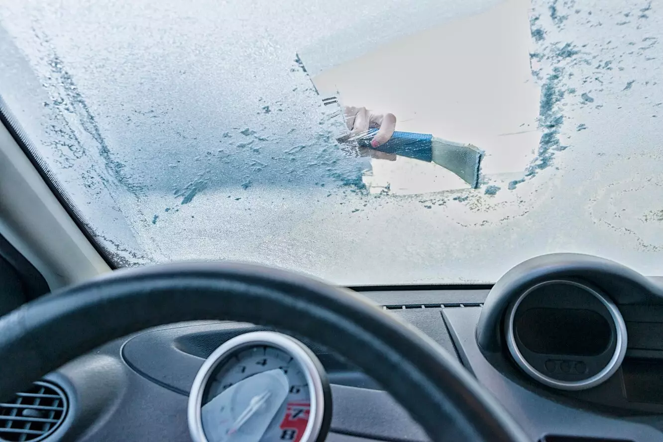 車から凍った氷を取り除く方法