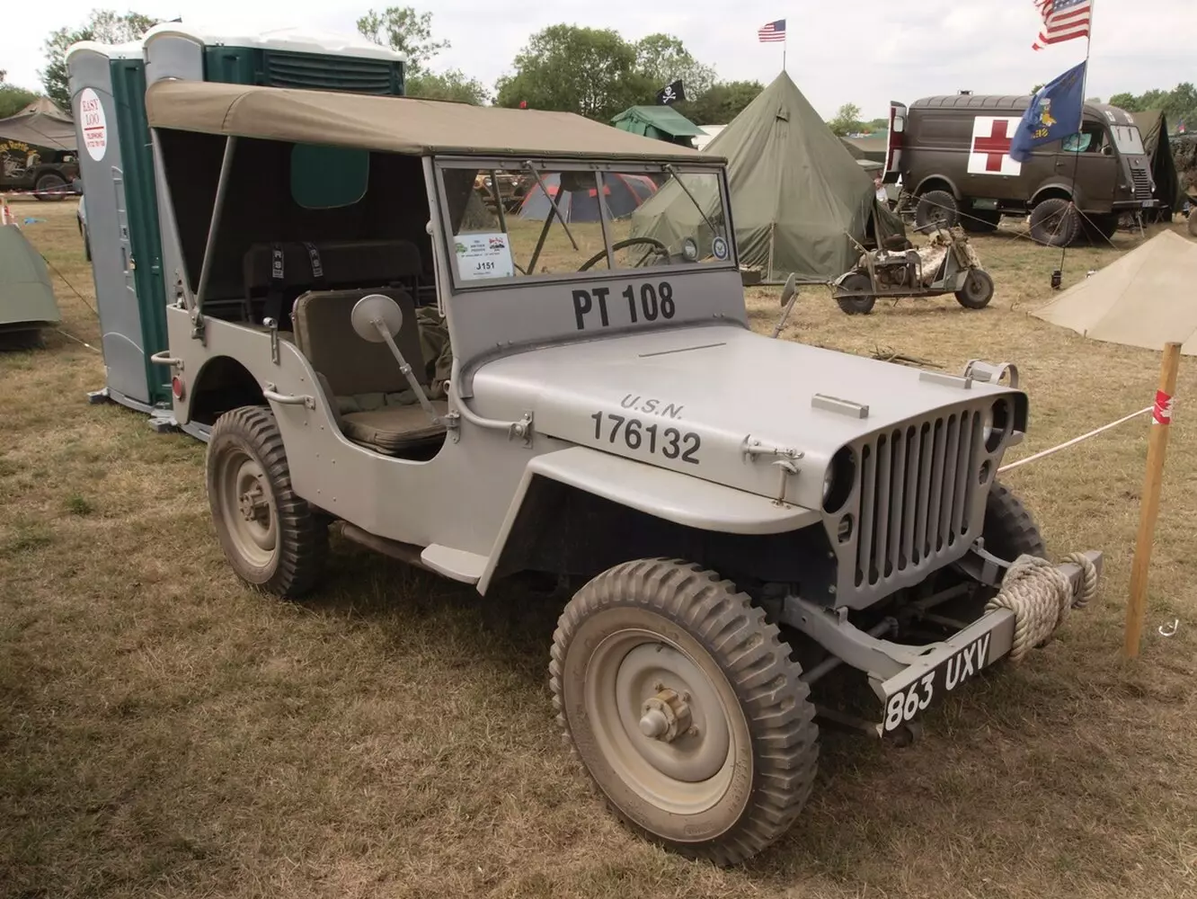 Hotchkiss M201 z roku 1961. Nejmasivnější a nejslavnější model společnosti nebyl vůbec elegantní limuzína a ne elegantní sportovní vůz. Již po změně vlastnictví a ukončení výroby civilních vozů vyráběl Hotchkiss takový džíp v licenci Willys-Overland v letech 1955 až 1966.