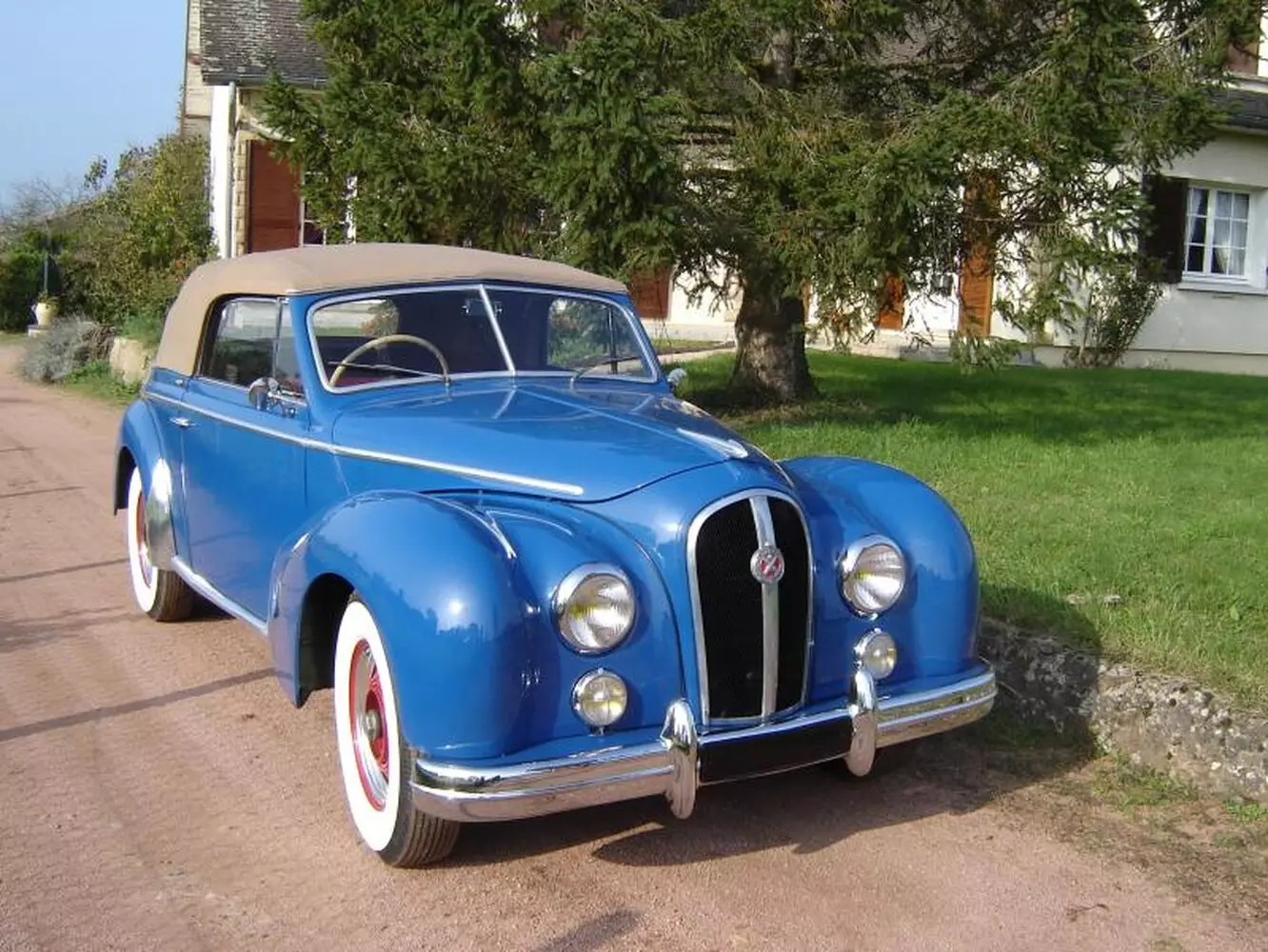 1950 Hotchkiss Anth oz. Dvojni kabriolet na osnovi Anjouja, izdelanih je bilo le 40 avtomobilov.